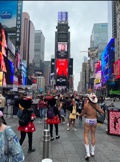 Goli Kauboj I Dalje Atrakcija Na Tajm Skveru Portal Revije Fokus