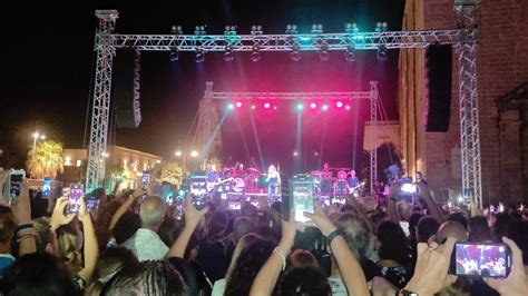 Giusy Ferreri Infiamma Piazza Scandaliato Video Corriere Di Sciacca