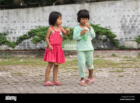 Thai Girls Stockfotos Und Bilder Kaufen Alamy