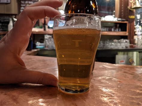In Canada Quarts Of Beer Are Served With Teeny Cups R Mildlyinteresting