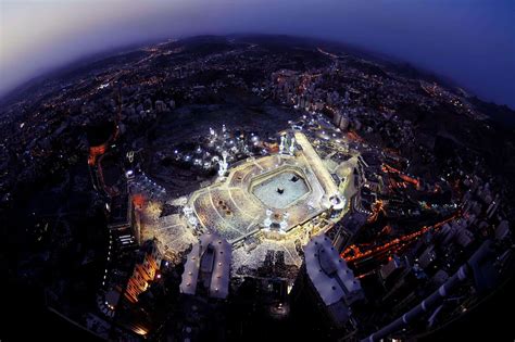 Download A View Of The Kaaba At Night