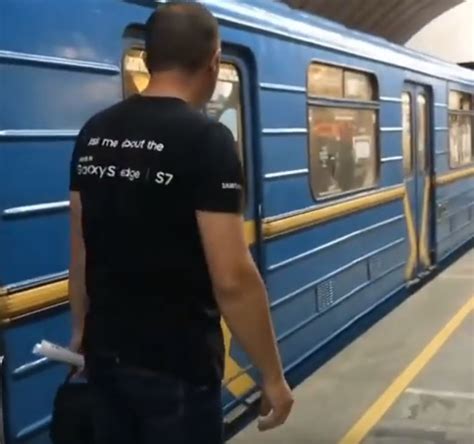 Subway Bae Womans Selfie Sesh On Nyc Train Goes Viral Autoevolution