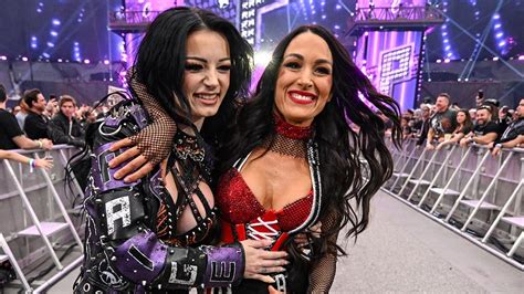 Wrestlemania 42 Paige Cubrió A Alexa Bliss Para Ganar Los Títulos