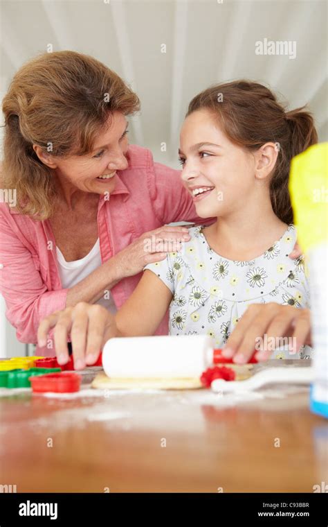 Junge Oma Stockfotos Und Bilder Kaufen Alamy