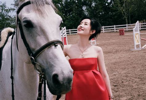 刘敏涛身着红裙典雅大气 站白马旁气场超强 搜狐大视野 搜狐新闻