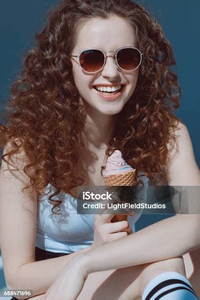 아이스크림을 먹는 선글라스에 빨간 머리 여자의 초상화 귀여운에 대한 스톡 사진 및 기타 이미지 귀여운 미소 밀레니엄 세대 Istock