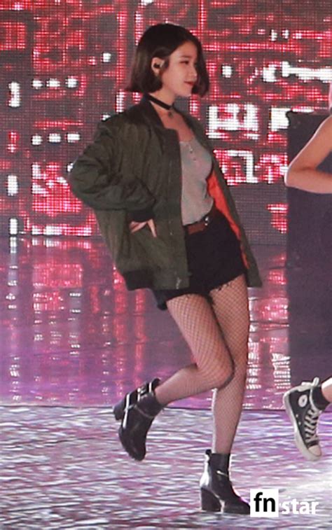 포토 무대 선보이는 아이유 헉스