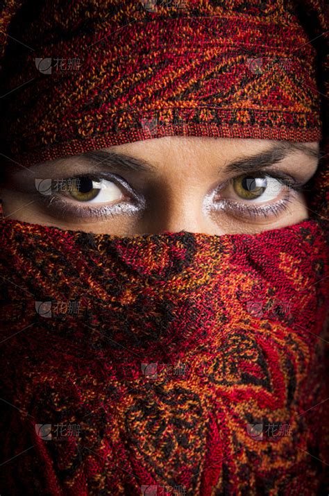 女人中东人彩色图片自然美伊朗女人头巾面纱个人随身用品垂直画幅特写