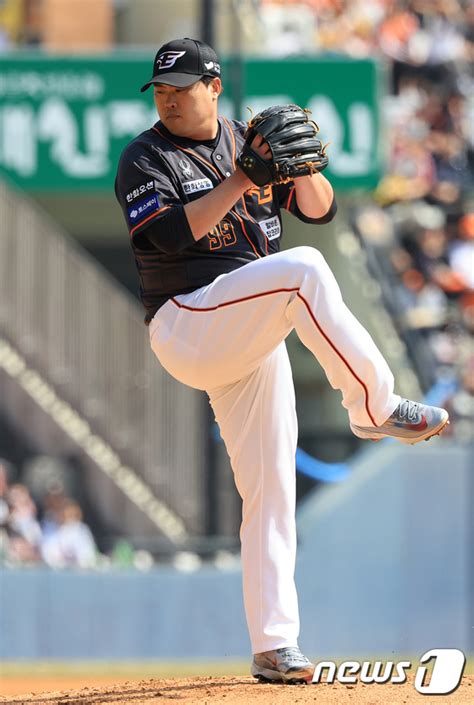 류현진 힘차게 와인드 업 뉴스1