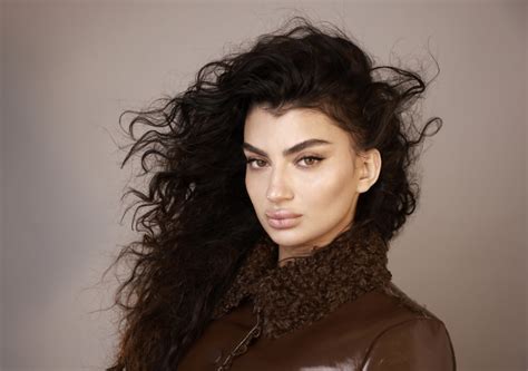 לראשונה פרידה עוזיאל נבחרה כפרזנטורית של מייבלין ניו יורק Tmi