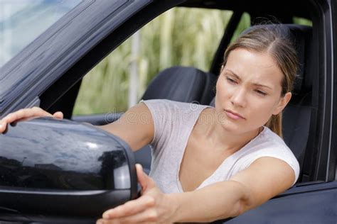Mulher Checando Carro Espelho Lateral Foto De Stock Imagem De