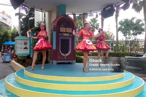 Foto De Meninas De Dança No Fundo Do Instrumento Da Música Garçonetes Americanas No Estilo Retro