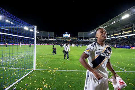 Download Ola Kamara Los Angeles Galaxy Happy Candid Shot Wallpaper