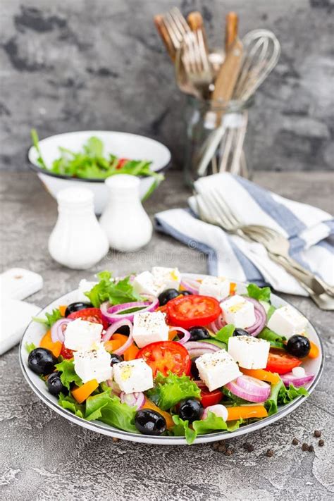 Griekse Salade Verse Groentesalade Met Tomaat Ui Komkommer Peper Olijven Sla En Feta Kaas