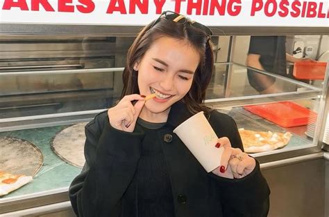Piknik Di Jepang Ayu Ting Ting Tampil Cantik Sambil Pose Santai Di