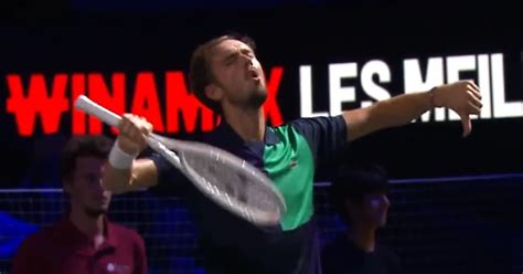 El Ruso Medvedev Desafió Al Público Francés Con Gestos Polémicos Y Fue