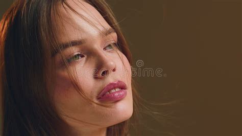 Jeune Fille Sensuelle Jolie Avec Paules Nues Regardant La Cam Ra Dans La Lumi Re Du Studio