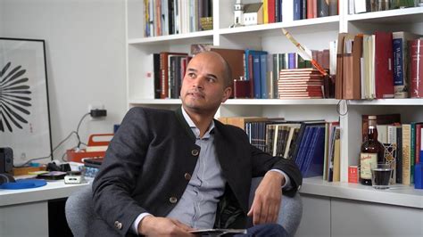 Tzum Filmpje Josha Sietsma Gaat Niet Op Zijn Hurken Zitten Bij Literatuurlessen Tzum