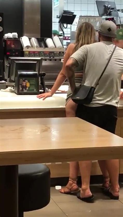 Una Pareja Folla Delante De Un Dependiente De Mcdonalds Mientras Espera Su Bocadillo Cnnamador