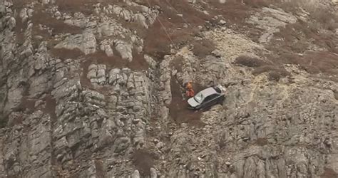 تويوتا ايكو تقودها امراة تتدهور على منحدر جبلي Arabgt