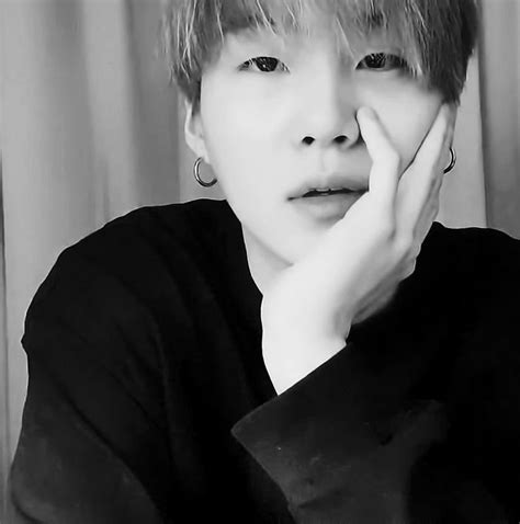 Suga Yoongi Лесбийские пары Документальная фотография Красивые парни