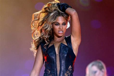 Fan Slaps Beyonces Booty During Her Performance Video