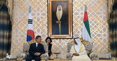 Uae 에너지 장관과 환담 나누는 문재인 대통령