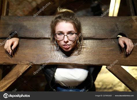 Porträt Eines Mädchens Hölzernen Pranger Stockfotografie Lizenzfreie