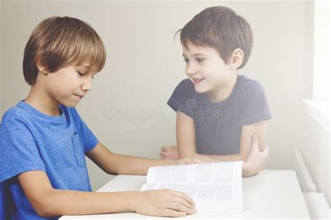 De Jonge Geitjes Hebben Pret Lezend Een Boek De Jongen Leest Een