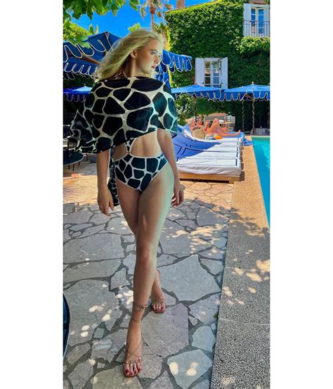 Bikini De Kathryn Newton Kathryn Newton Shows Sexy Legs In Mini Skirt