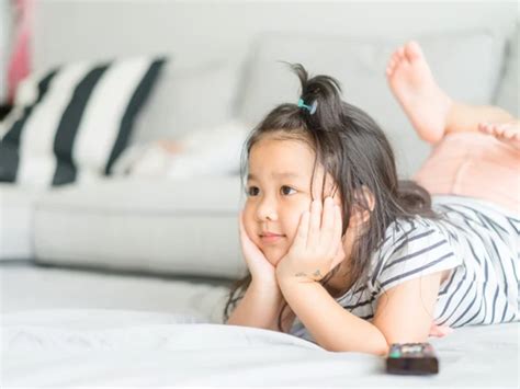 Girl Calls 911 When Her Mom Wont Wake Up Cops Are Stunned When They