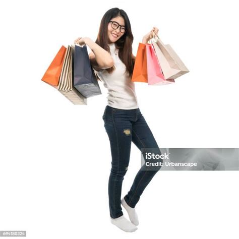 Gadis Asia Cantik Memegang Tas Belanja Di Kedua Tangan Terisolasi
