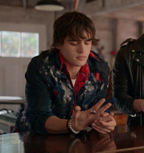 Charlie Gillespie In Julie And The Phantoms Cute Actors Luke Luke Luke