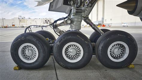 United Airlines Boeing 777 300er N2333u Main Landing Gear Air Space