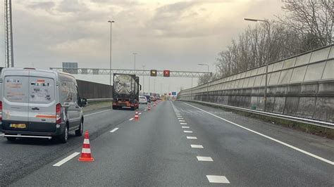 Glas Op De Weg Op A15 Bij Hardinxveld Giessendam Rechterrijstrook Is