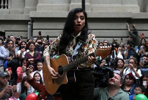 Mon Laferte Sorprende A Fans Con Concierto En El Parque Forestal