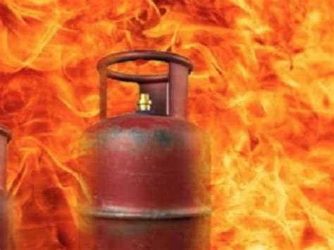 Satara स्वयंपाक सुरू असतानाच गॅस सिलिंडरचा भीषण स्फोट घर जळून खाक