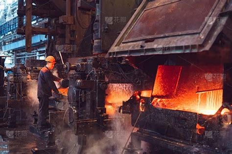 钢铁厂的工人。冶金生产或工厂。