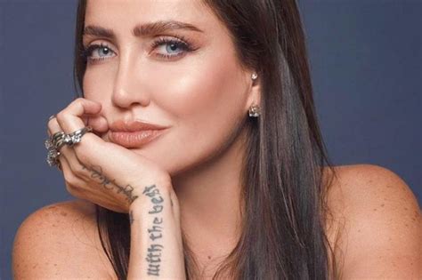 Celia Lora Cautiva Instagram Al Morder Un Fruta En Topless