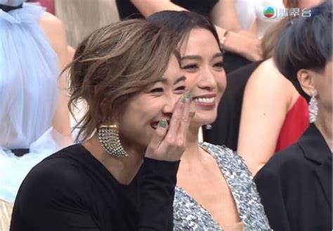 不爽颁奖礼陪跑？ 胡定欣被曝摆黑脸 娱乐 国外娱乐 中港台