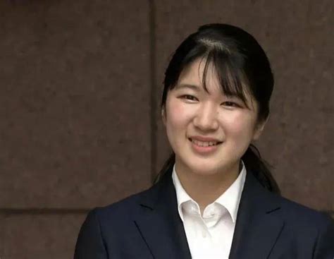 爱子公主第一天上班！穿黑色职业装大方得体，兴奋入职未沾染班味工作日本工人