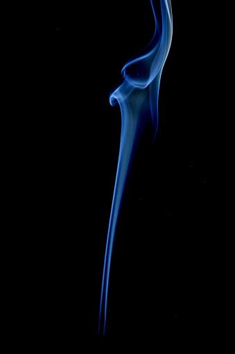 검은 배경에 고립 된 흰색 연기의 추상적 인 움직임은 뜨거운 음식 스모그 작은 구름 방향족 연기로 모델링 할 수 있습니다n 0명에 대한 스톡 사진 및 기타 이미지 Istock