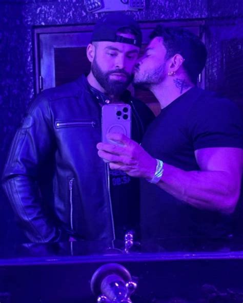 Alejo Ospina Besa A Nuevo Pretendiente En Tierna Foto Homosensual
