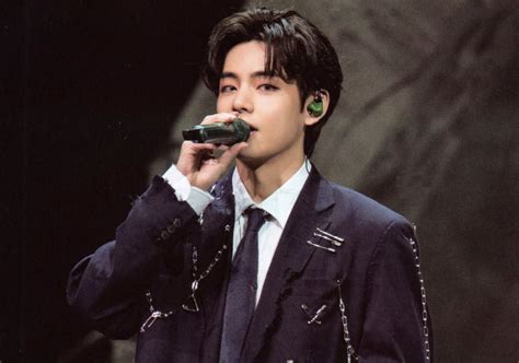 Music Critic Praises V For Having A Strong Stage Presence And Rare