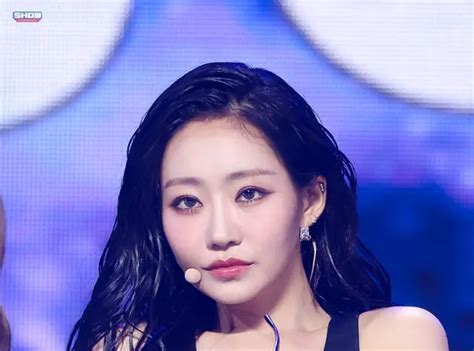 241023 Kiss Of Life Julie Igloo At Show Champion Kpopping