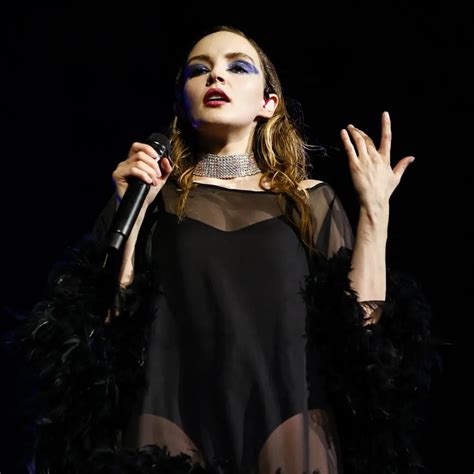 Lauren Mayberry R Laurenmayberryhq
