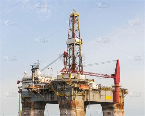 特内里费岛港口的天然气和石油钻机平台