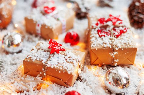 크리스마스와 새 해 선물 리본 공 및 다른 장식 눈에 배경 현재는 장난감 전나무 나무 공예 종이에 포장 겨울에 대한 스톡 사진 및 기타 이미지 Istock