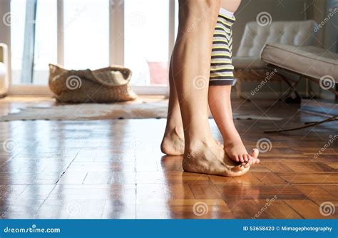 Generi La Camminata A Casa Con Il Bambino Che Sta Sui Suoi Piedi