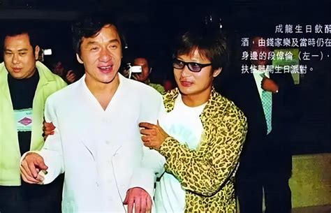 67岁港星段伟伦病逝！曾是成龙贴身助理，15年兄弟反目成仇，晚年中风卖二手车维生